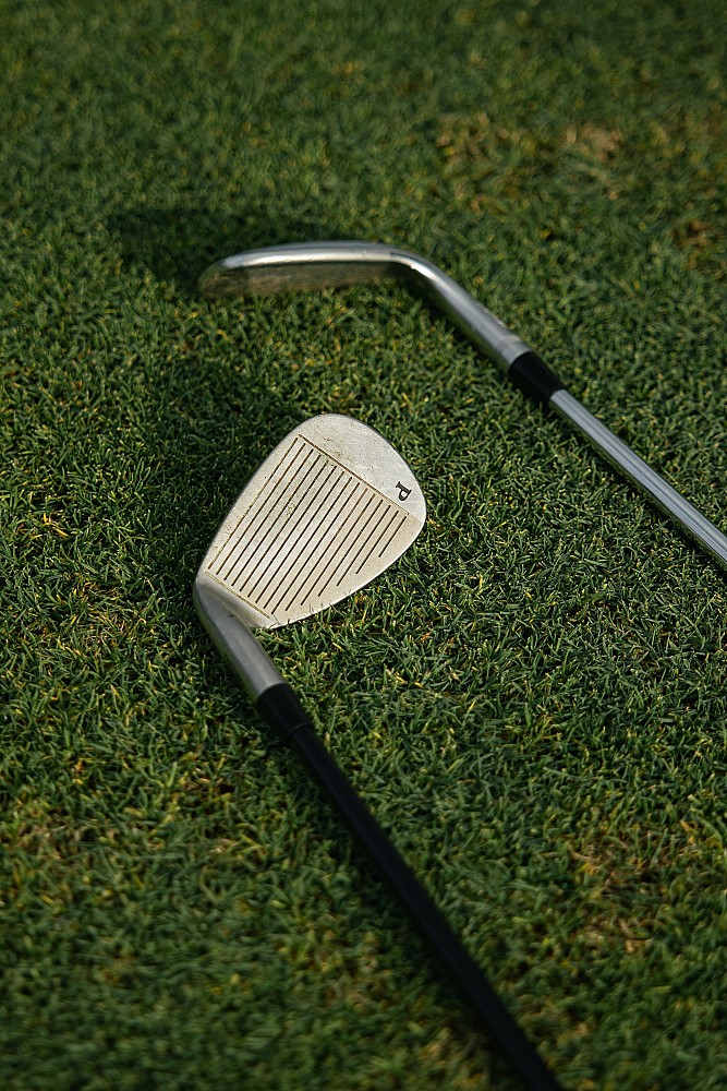 Choosing Between Steel and Graphite Golf Irons: A Luxury Perspective